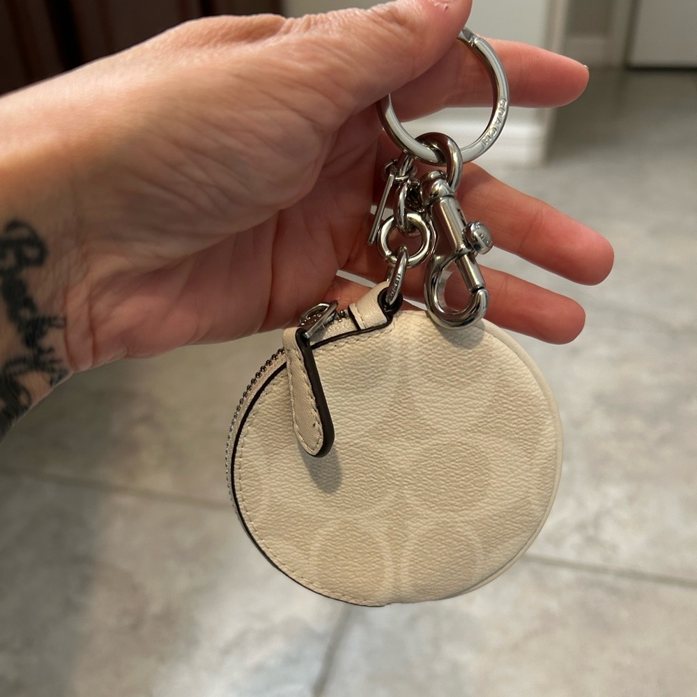 Coach Silver/Chalk/Glacier White Circular Coin Pouch - Gem